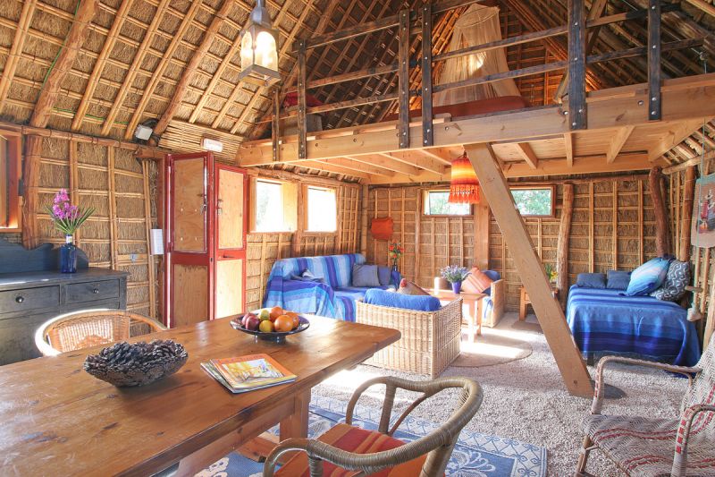 Parece Una Rústica Choza, Pero Su Interior Esconde Algo Impactante ...