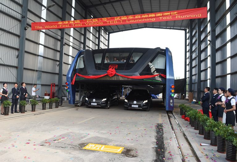 China Construyó El Autobús Que Transita Sobre Los Autos | veobook